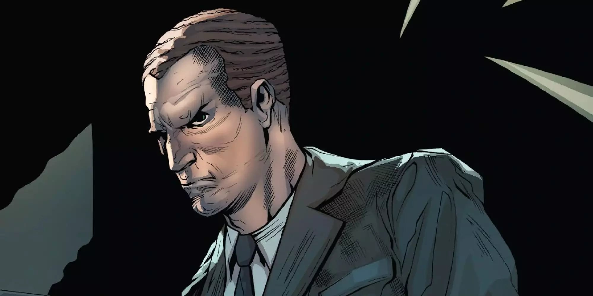 Norman Osborn berdiri dalam gelap sambil meringis