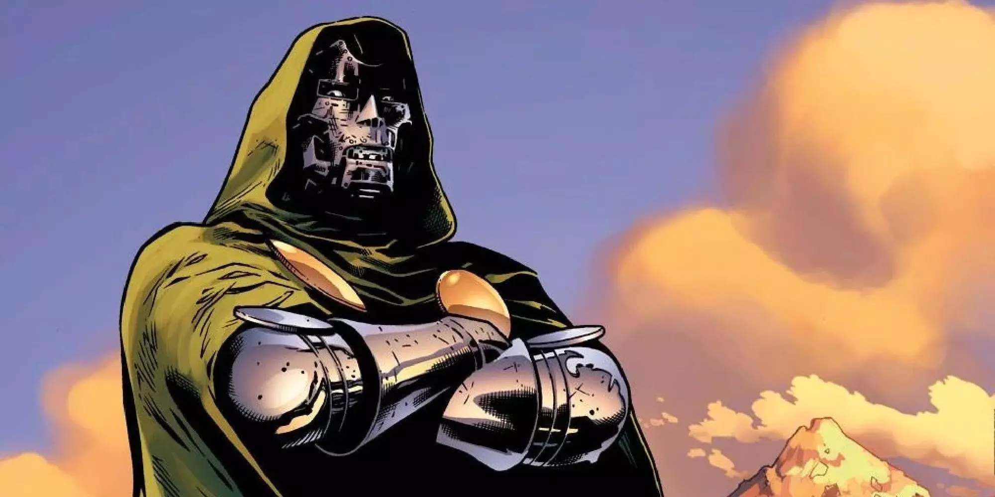 Doctor Doom gyda'i freichiau wedi'u croesi yn sefyll o flaen mynydd ar fachlud haul