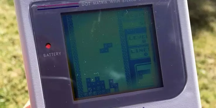 Оригинальный Game Boy с тетрисом на экране