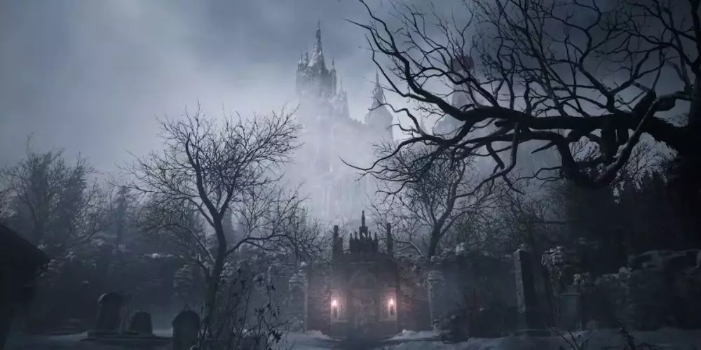 Cap de pantalla de Resident Evil Village que mostra el poble i el castell al bosc nevat