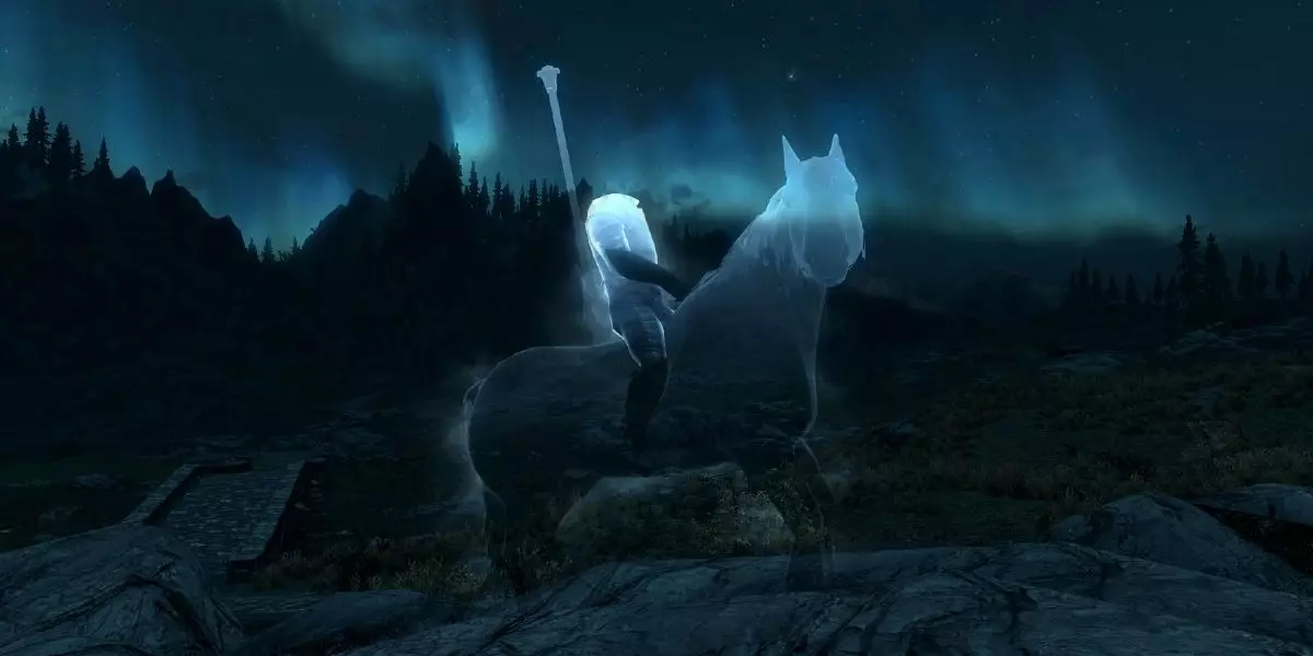 Giya sa Skyrim nga Walay Ulo nga Mangabayo ang Kabayo nga Ghost Nagbarug sa Gabii