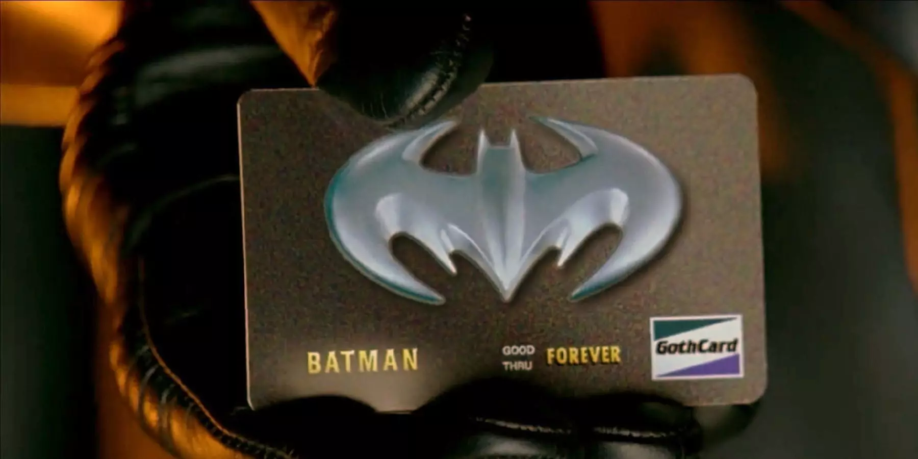 Gipakita ni Batman ang iyang Credit Card