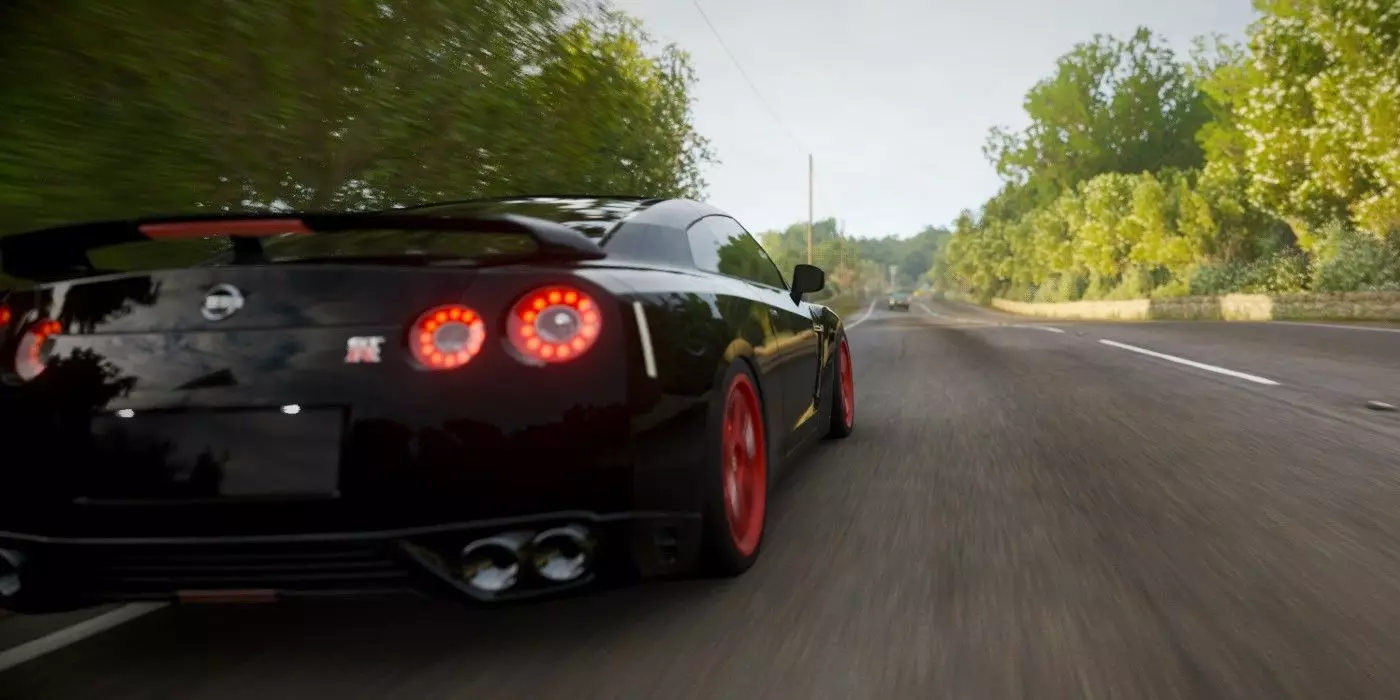 Forza Horizon 4 Nissan GT-R Black Edition kaleko atzeko ikuspegitik zigilatuz