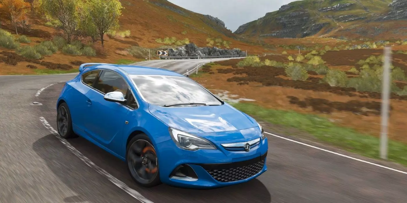 Forza Horizon 4 Vauxhall Astra VXR snýr í hring á götugötu