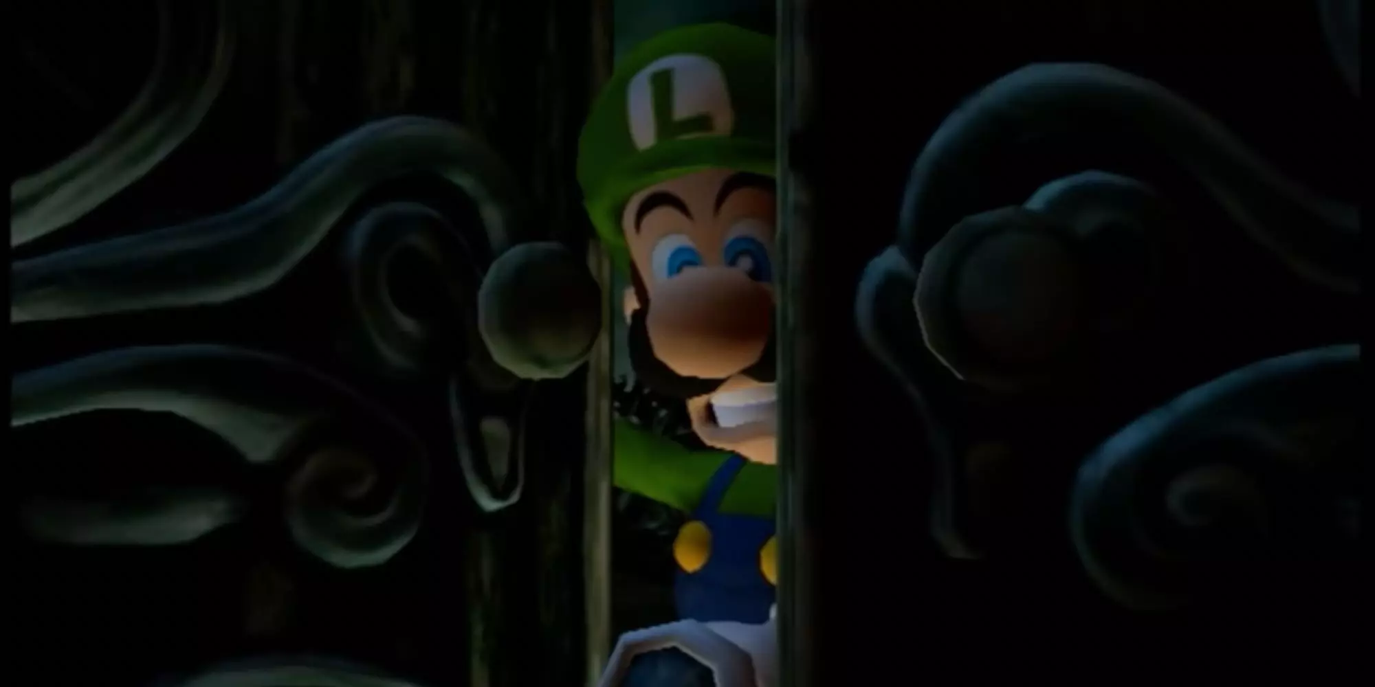 Luigi kigger med hovedet gennem døren i åbningsscenen af Luigi's Mansion