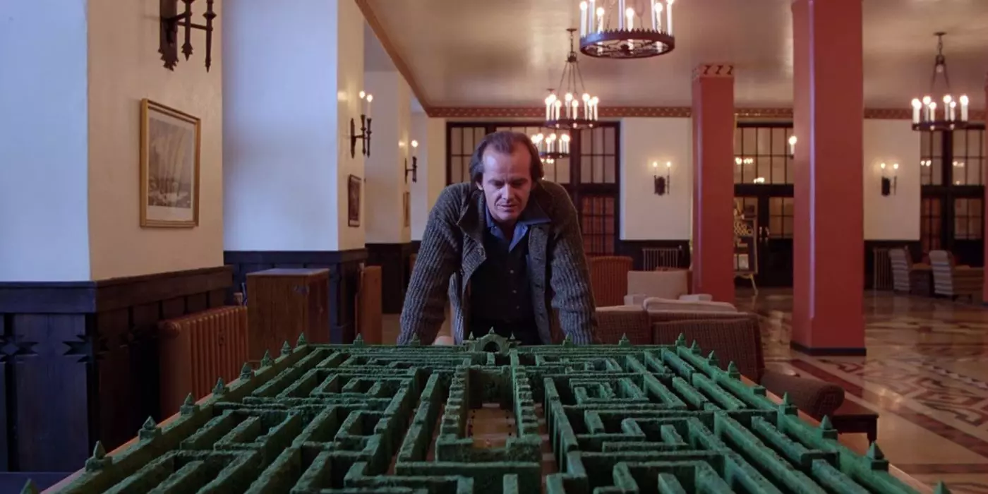 Jack Nicholson akiangalia maze ndogo ya ua huko The Shining