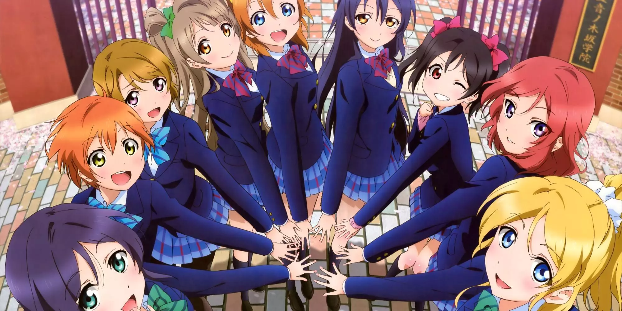 Haruffa tara daga Love Live! School Idol Project anime suna haɗa hannayensu tare