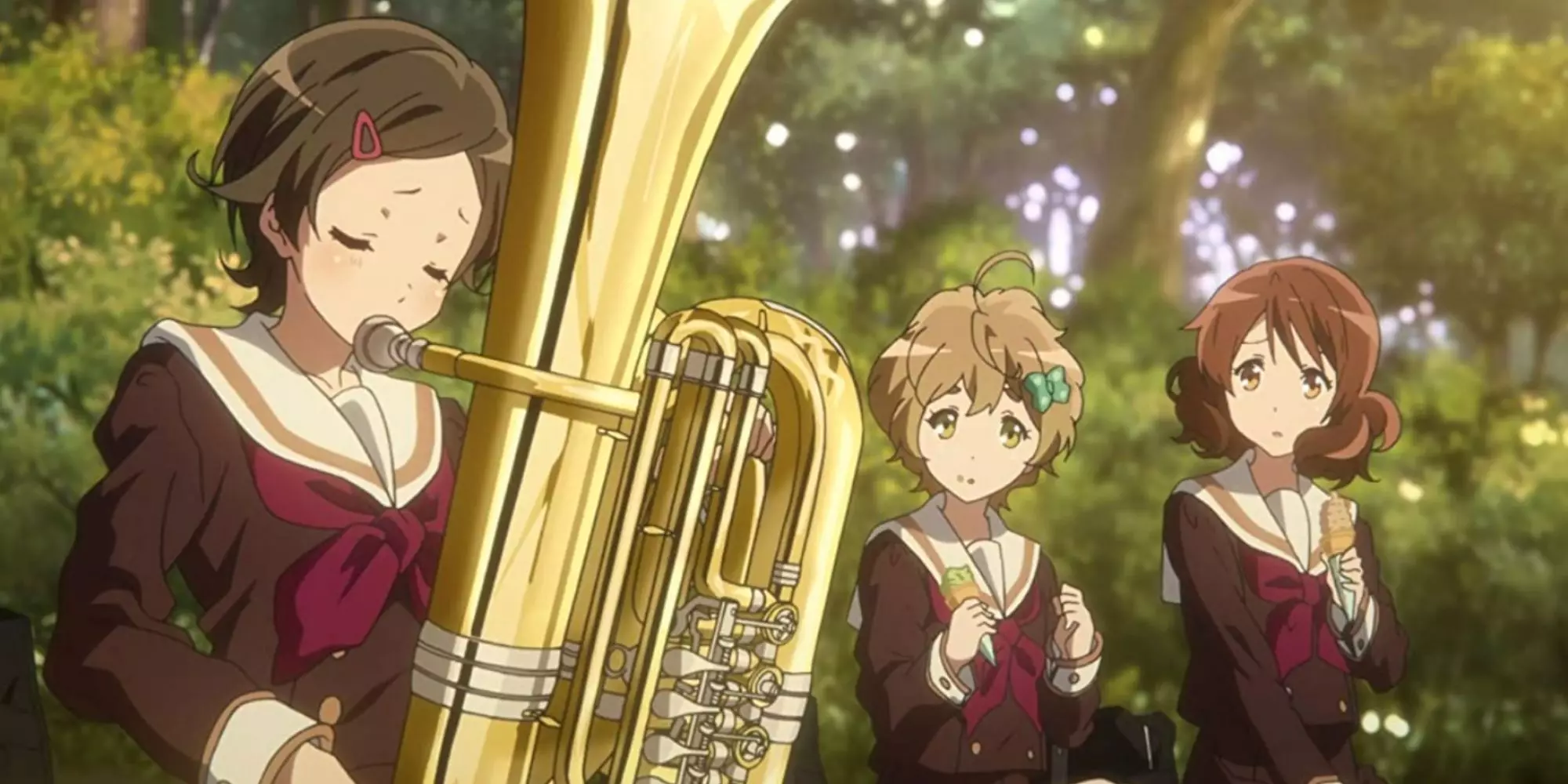 Meisje spielet ynstrumint as twa freonen sjogge yn Hibike! Euphonium anime