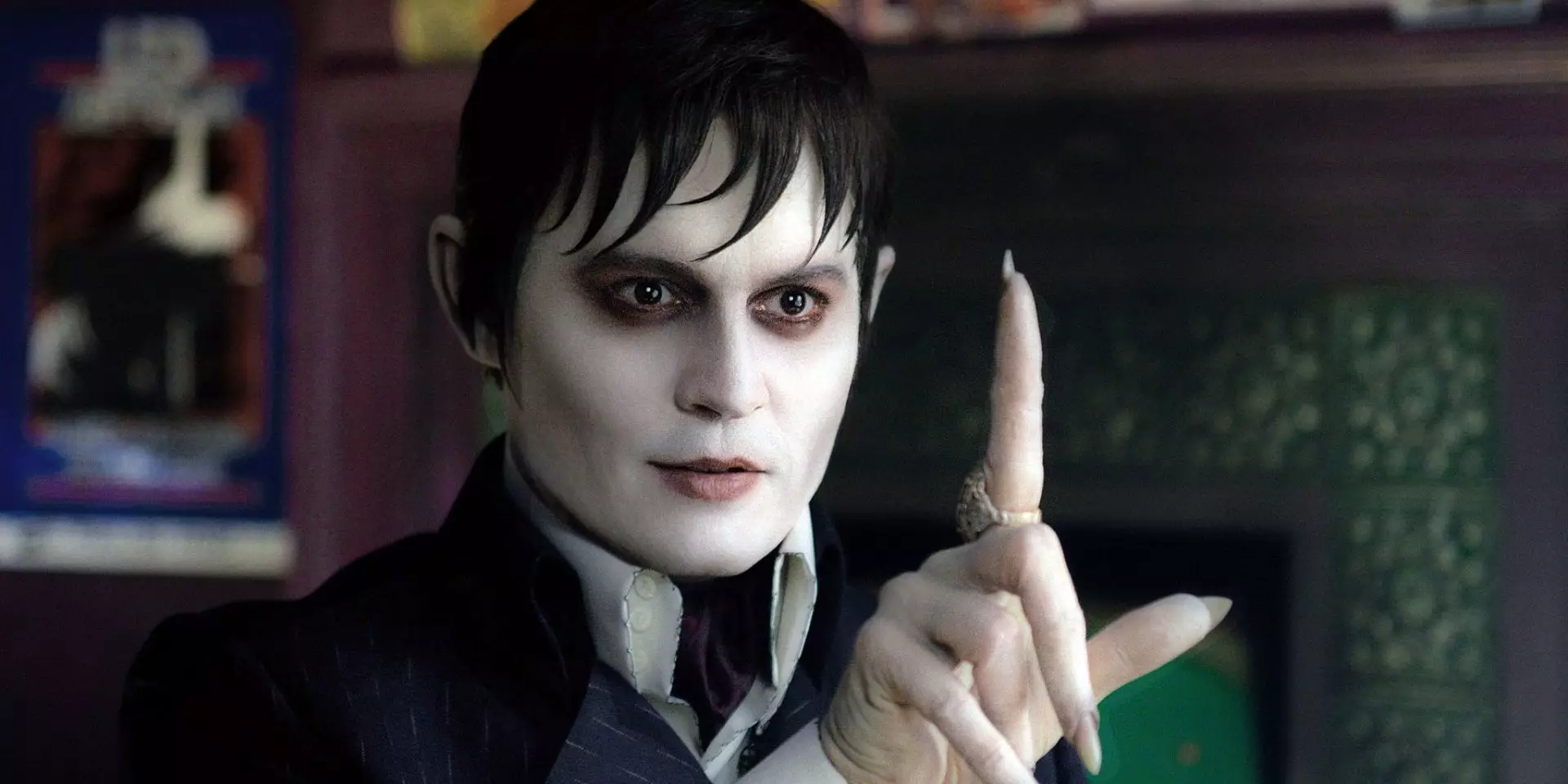 Johnny Depp oo ah Barnabas vampire oo ku yaal Shadows Madow