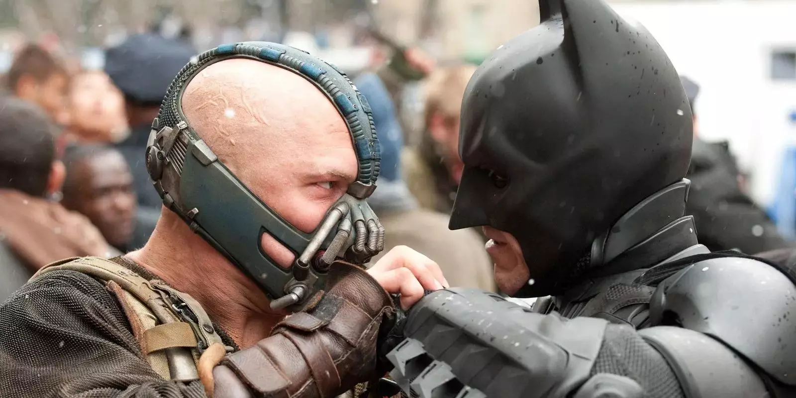 Batman ຕໍ່ສູ້ກັບ Bane ໃນ The Dark Knight Rises