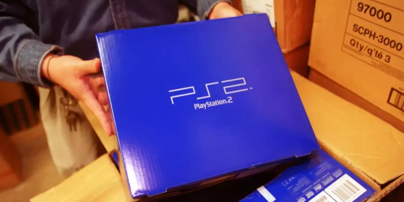 PS2 포장 상자를 제시하는 사람의 이미지