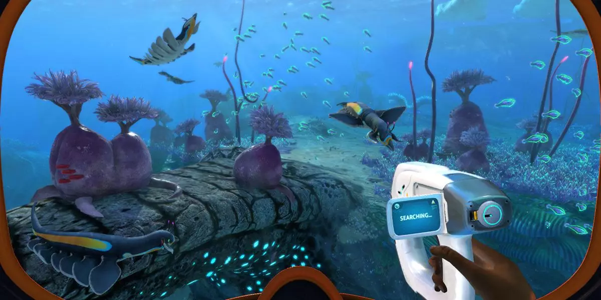 Subnautica Below Zero - leikmaður sem heldur á skanni