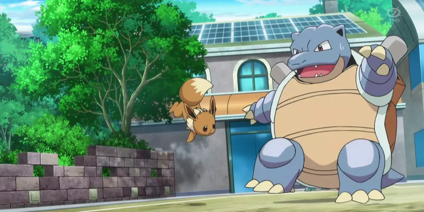 Eevee Blastoise bilan kurashmoqda