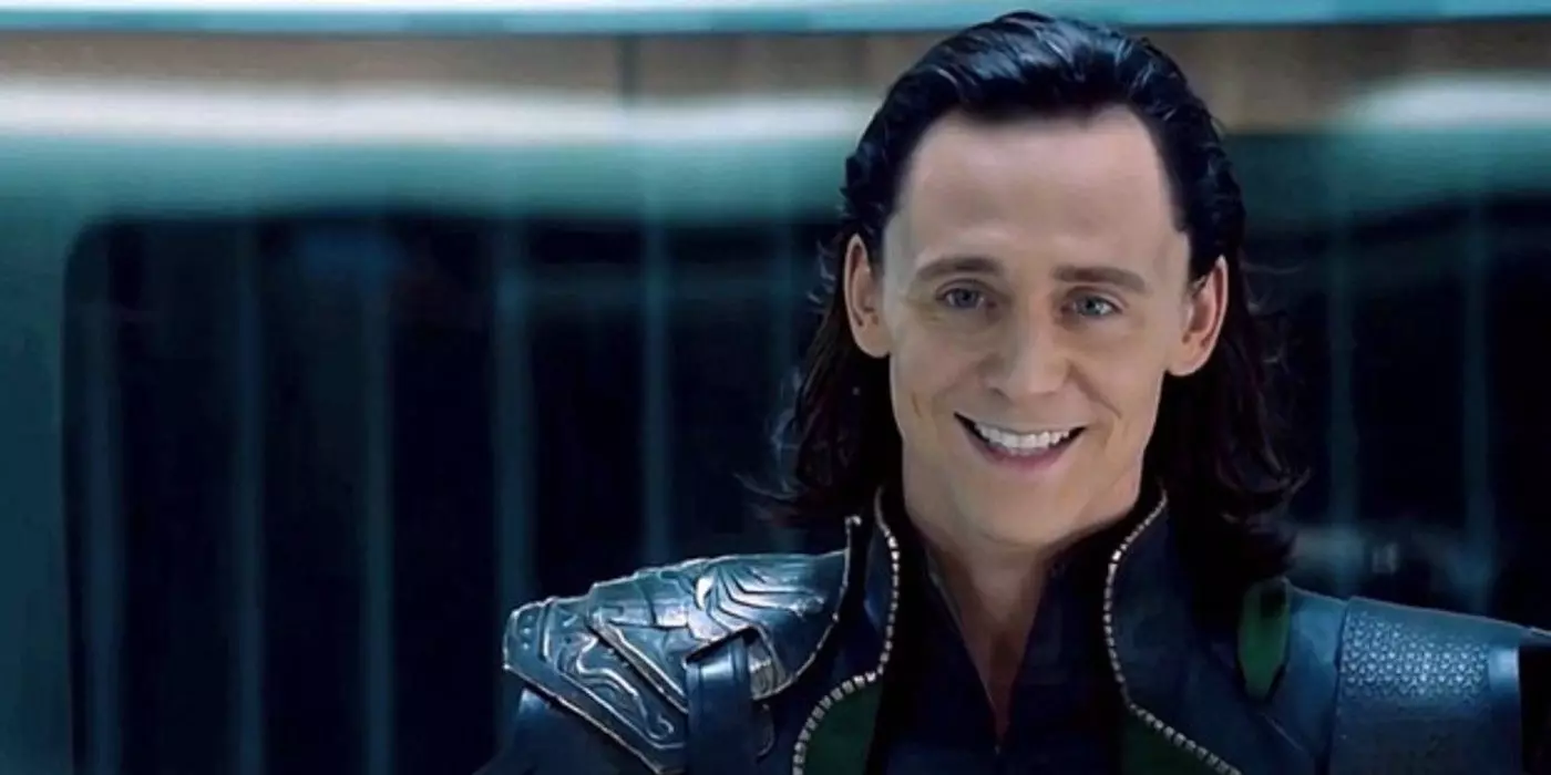 Loki somrient MCU