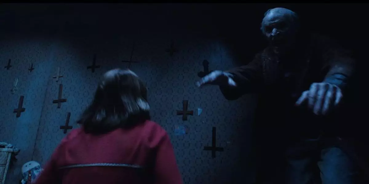 Bill Wilkins menyerang Janet di The Conjuring 2