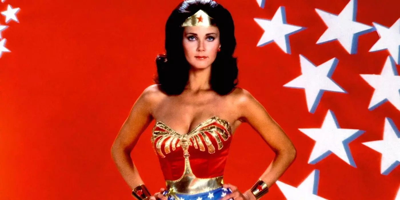 lynda Carter udająca cudowną kobietę