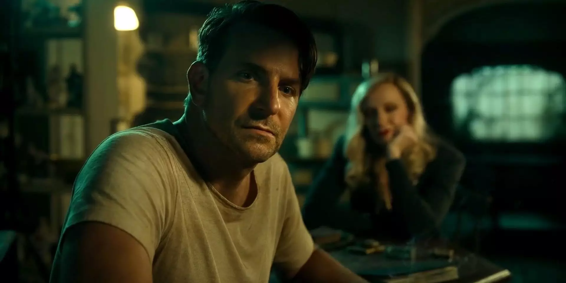 Bradley Cooper en éclairage tamisé dans Nightmare Alley