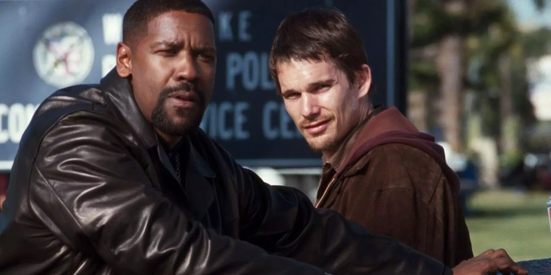 LAPD אָפיצירן Alonzo Harris (Denzel Washington) און Jake Hoyt (Ethan Hawke) קוקן אין די אַפּאַראַט אין דעם פֿילם טראַינינג טאָג.