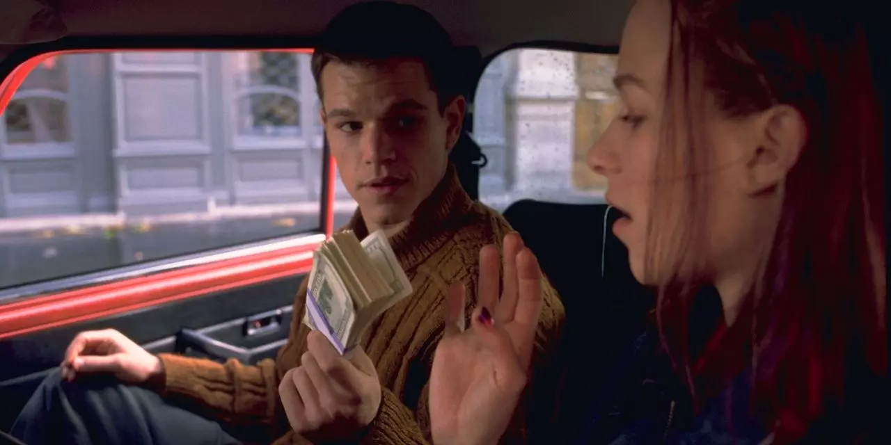 Jason Bourne (Matt Damon) overhandigt een prop geld aan Marie Kreutz in haar auto, van de Bourne Identity.