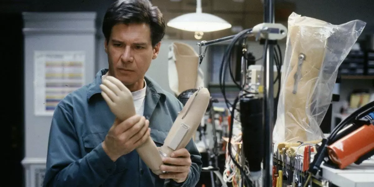 Harrison Ford, die Dr. Robert Kimble speelt, houdt een prothetische arm vast in een laboratorium, uit de film The Fugitive.