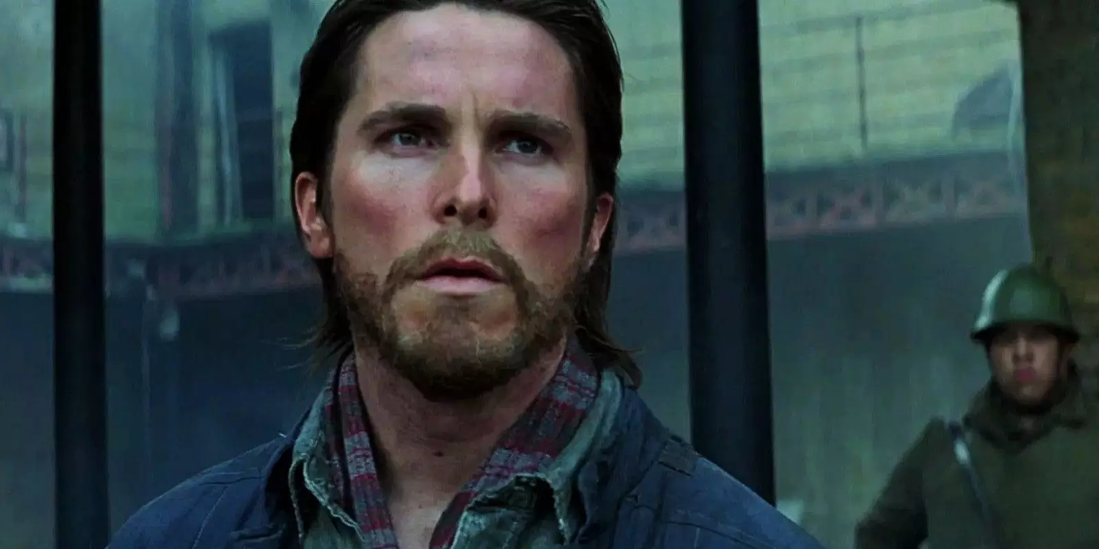 Batman yn dechrau Christian Bale fel Bruce Wayne yn y Carchar