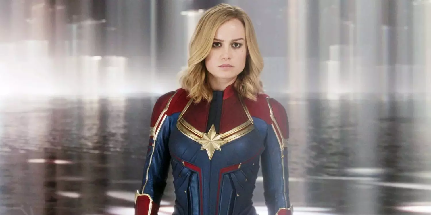 Brie Larson bi Carol Danvers aka Captain Marvel