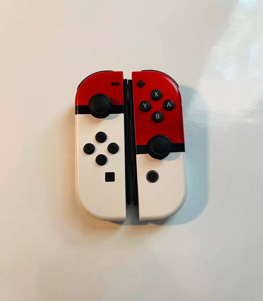 Poke Ball Joy-Cons แนวตั้ง 1