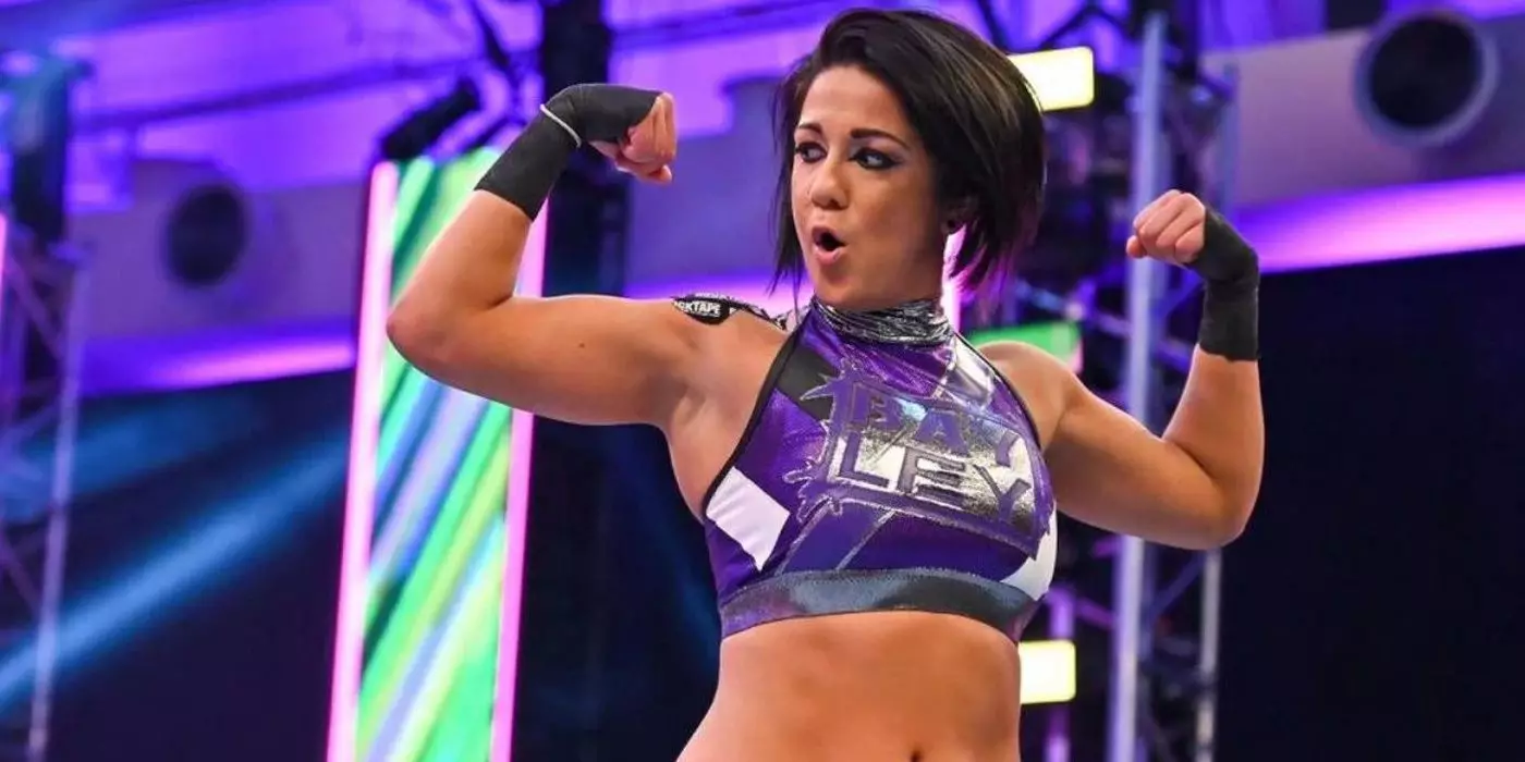 WWE Bayley che flette