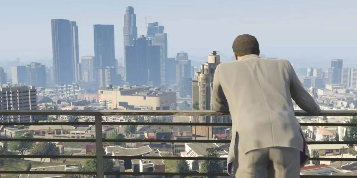 Zrzut ekranu przedstawiający Michaela patrzącego na Los Santos w GTA V