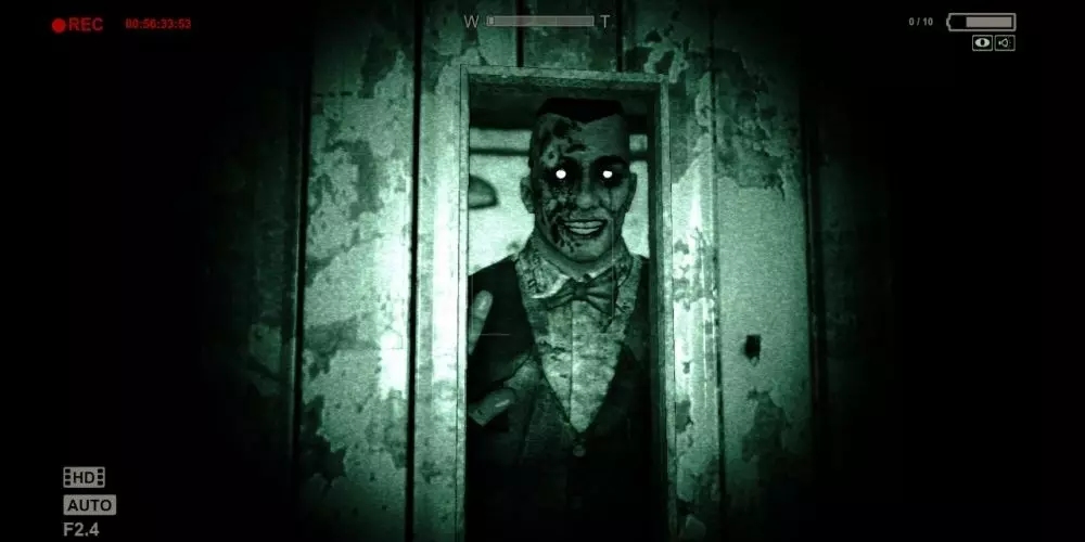 Outlast yeeb ncuab saib ntawm tus neeg uas ua ntawv