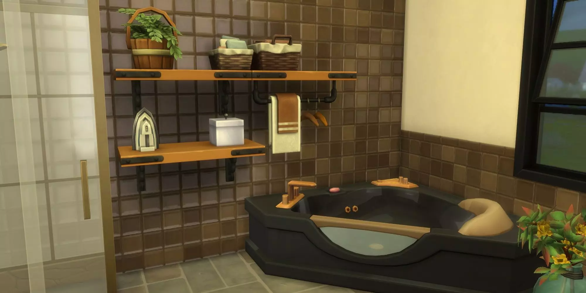 'n Goue, bruin en swart Sims 4-badkamer met houtrakke met wasgoedgoed.