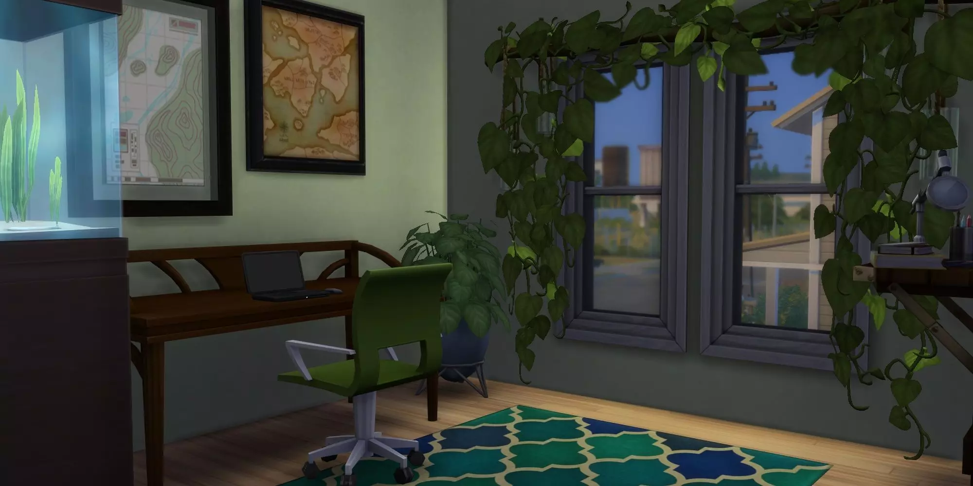 Ett skrivbord i mörkt trä med en bärbar dator i en grön Sims 4-studie fylld med växter.