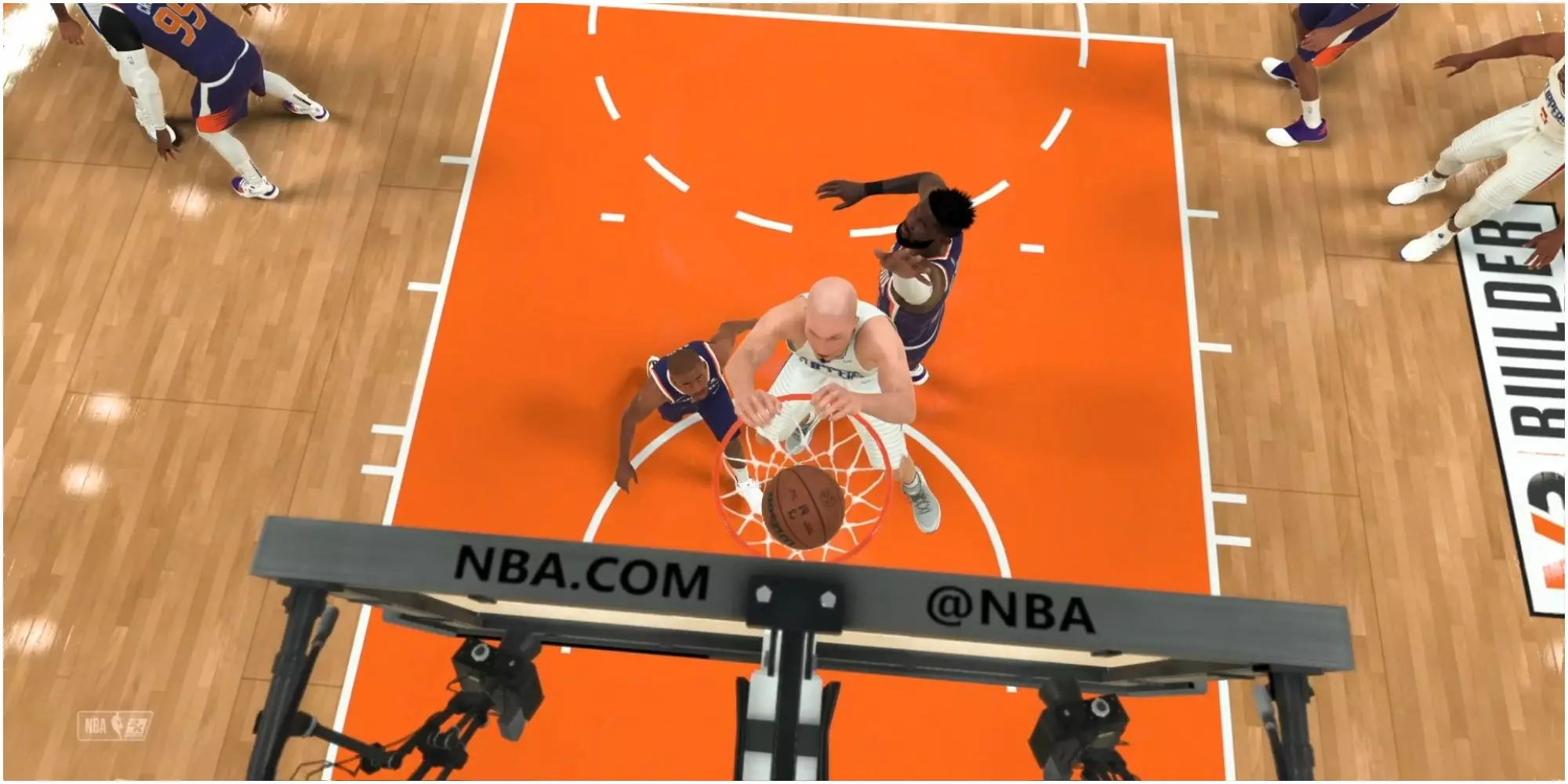 NBA 2K22 με αφίσες τον Chris Paul και τον Deandre Ayton