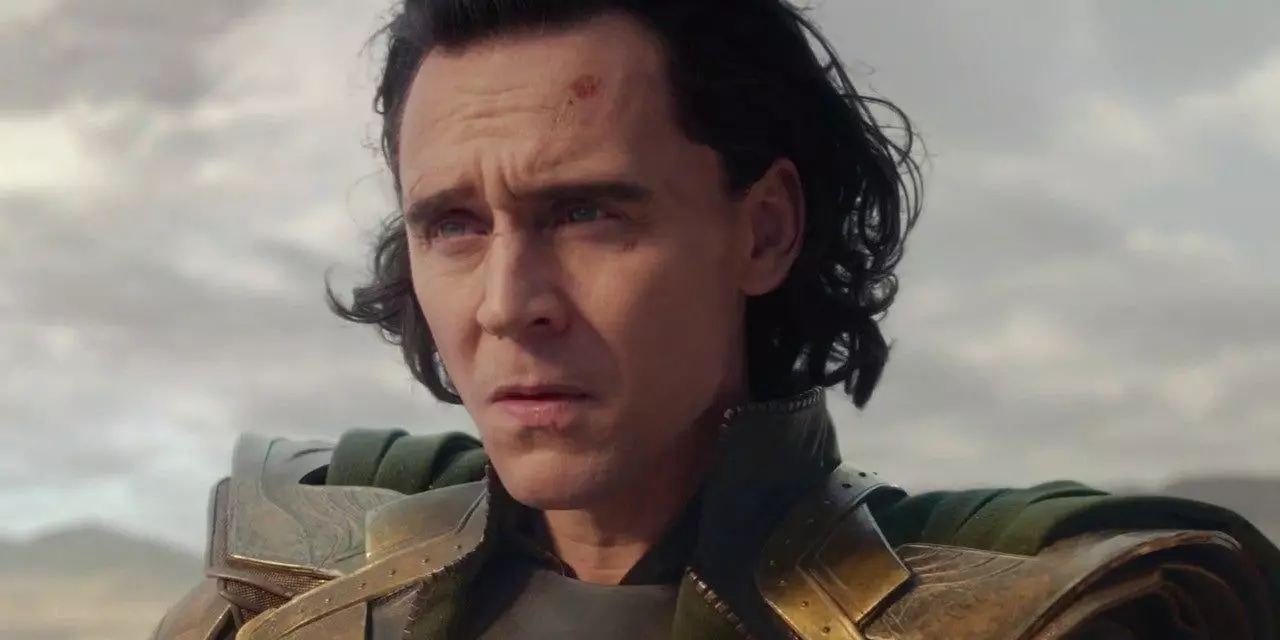 Tom Hiddleston in der Wüste im Loki-Trailer