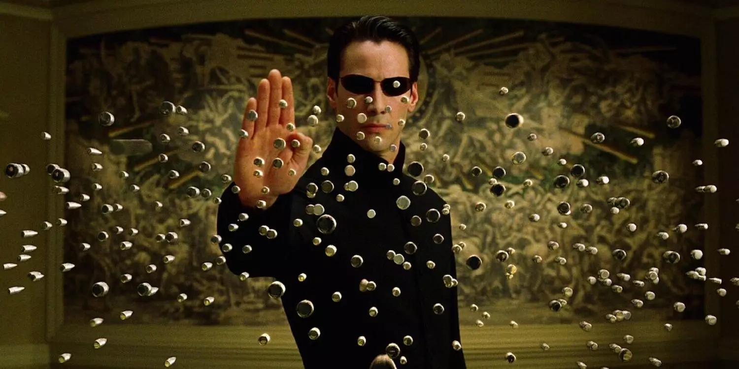 Neo besiegt die Agenten, indem er ihre Kugeln in der Luft in einer Szene aus „Matrix“ stoppt.