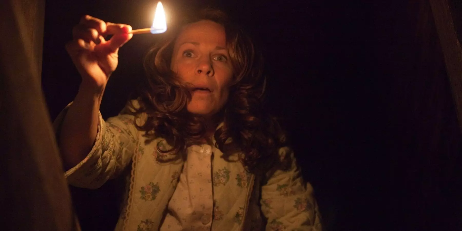 Қараңғы жертөледегі «Conjuring» және жасырыну және қол соғу сахнасы