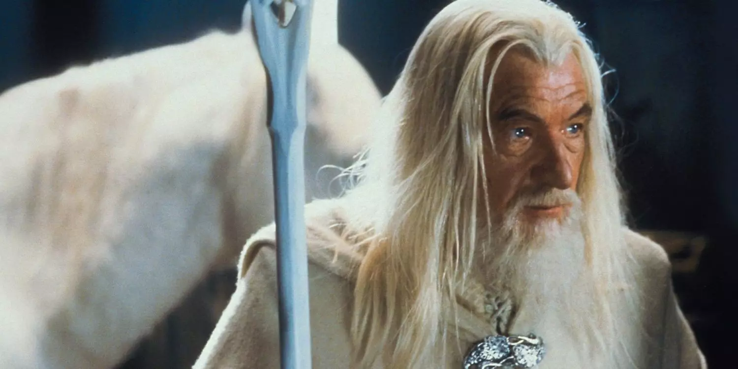 Gandalf Biały trzymający swoją laskę i stojący obok konia Shadowfax