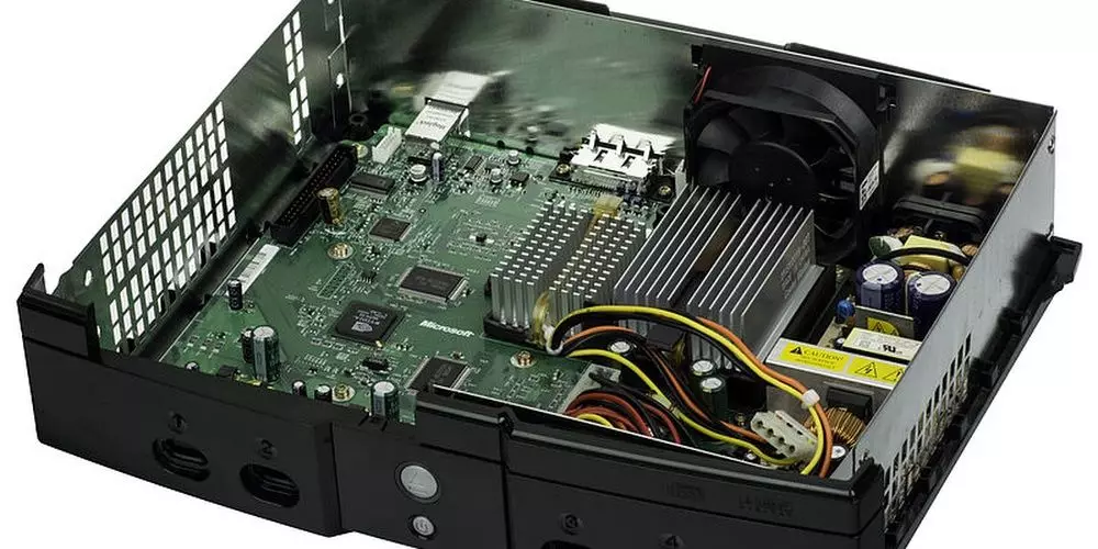 El interior de una Xbox original mostrando su placa base y su PCU.