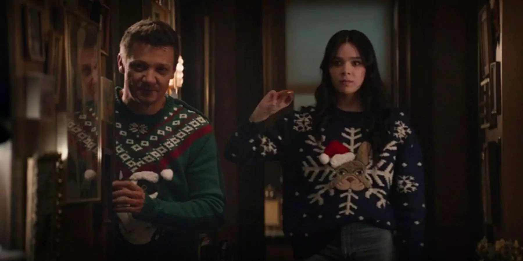 Clint Barton i Kate Bishop amb un parell de jerseis de Nadal a l'episodi 4 de Hawkeye