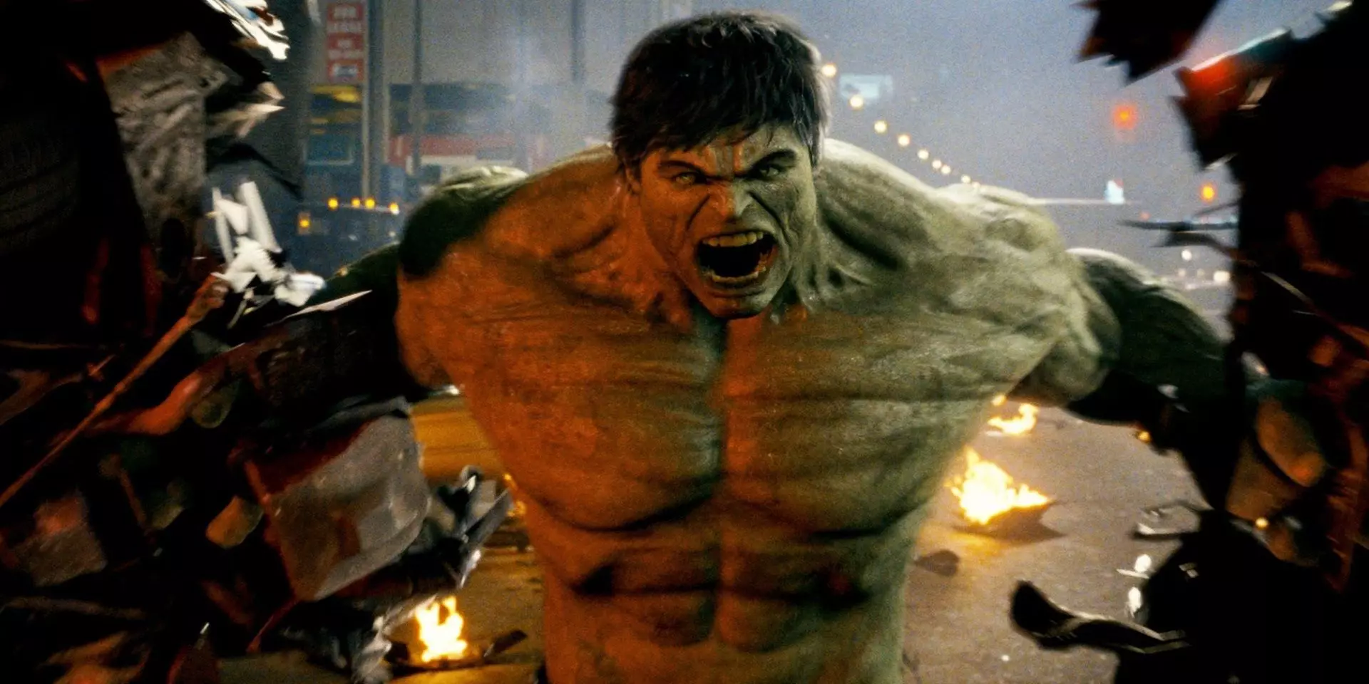 Hulk rompe un coche pola metade en The Incredible Hulk