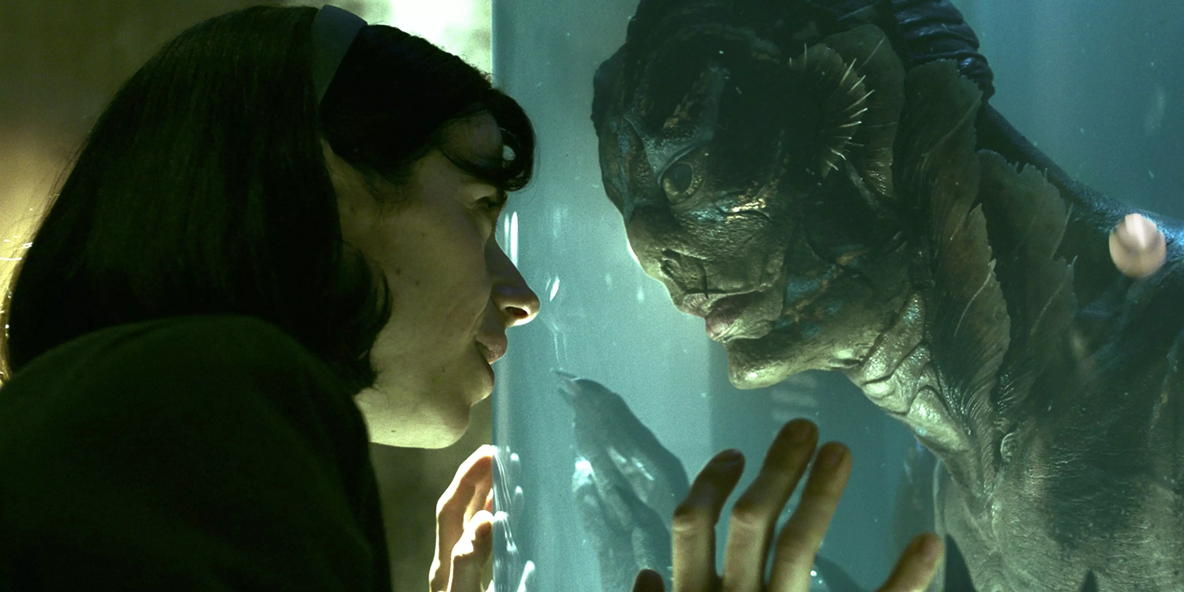 Sally Hawkins dan Doug Jones dalam The Shape of Water