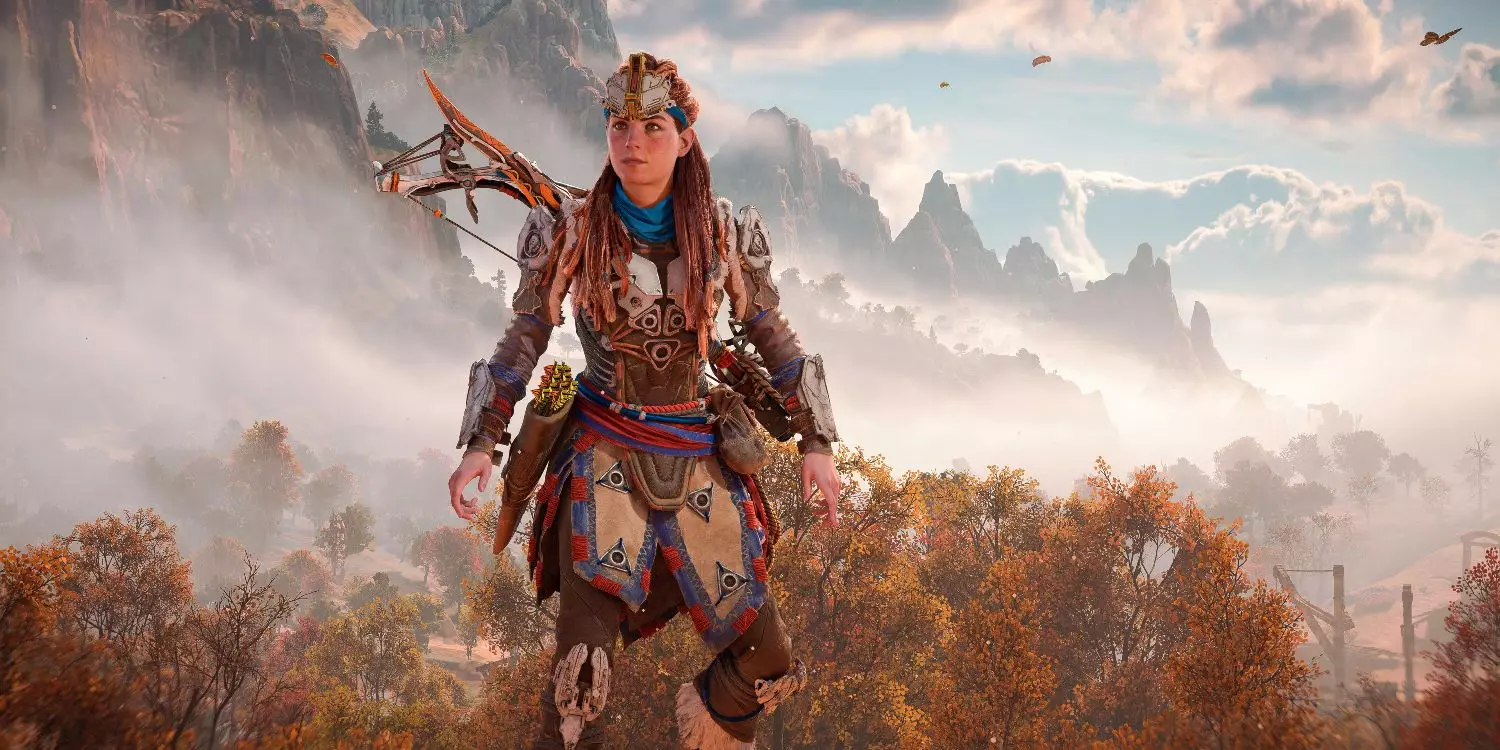 aloy dans sa tenue nora ointed avec des plaques de cuir et de métal avec des montagnes brumeuses et des arbres derrière au loin