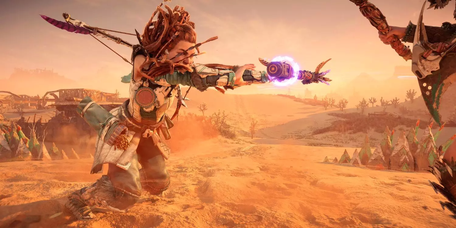 aloy dempeus en un desert balancejant la seva llança amb un resplendor porpra